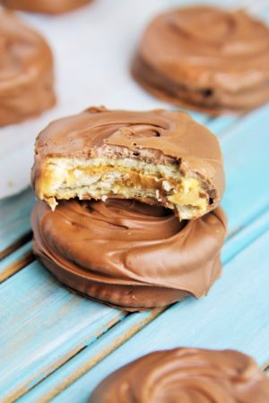 Chocolate Peanut Butter Cracker Stacks - The Tasty Bite